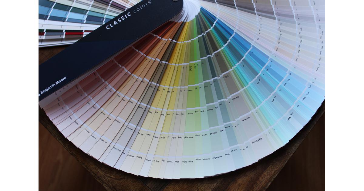 How to Choose the Right Colors for Your Screen-Printed Shirts